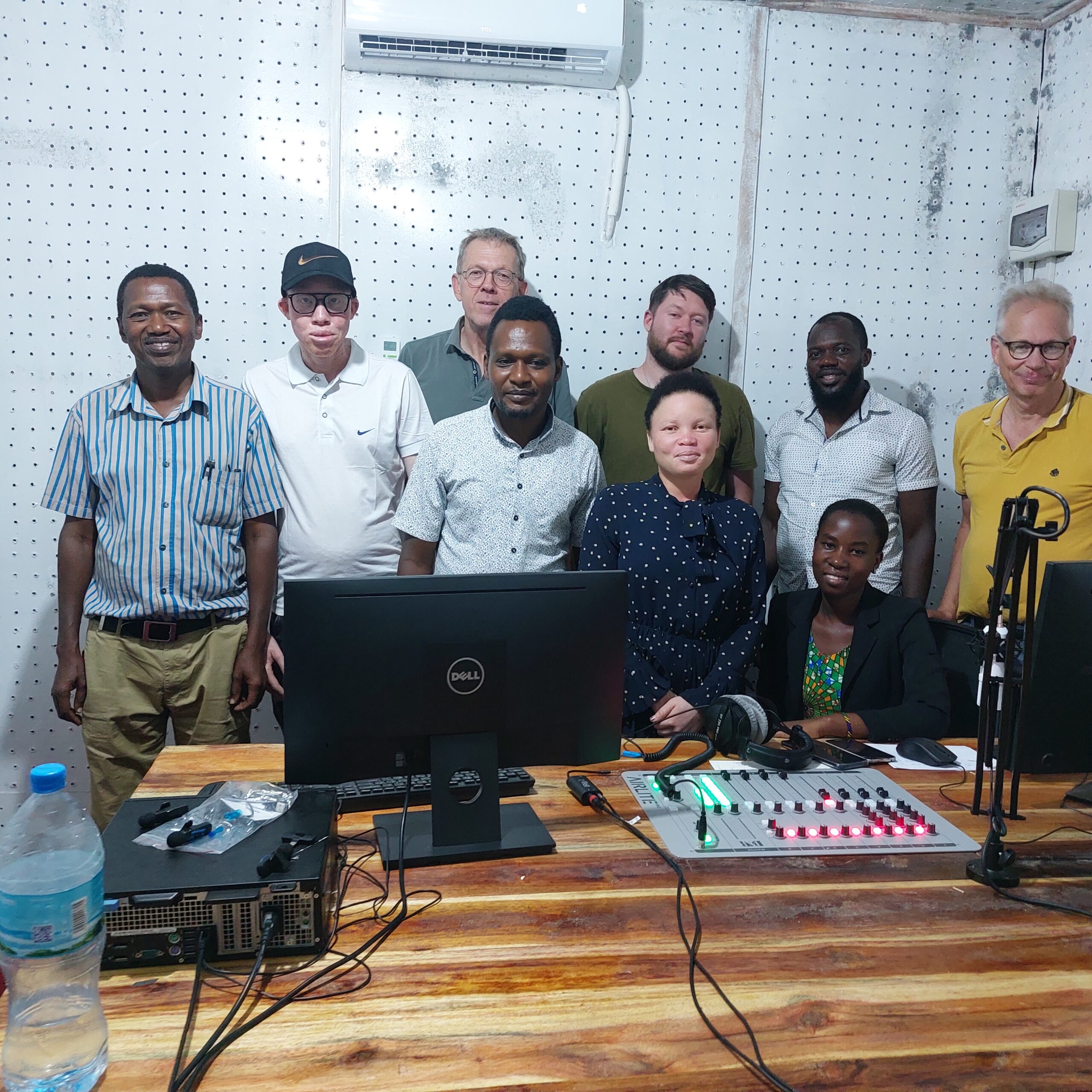 Geef mensen met albinisme in Tanzania een stem met eigen radiostation ...